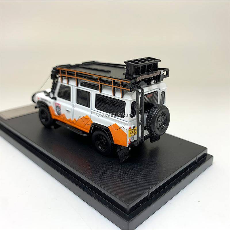 MASTER MODEL 1/64 LAND ROVER DEFENDER 110 70TH UK