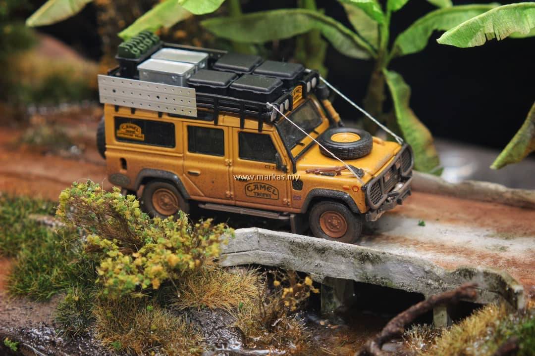 MASTER MODEL 1/64 LAND ROVER DEFENDER 110 CAMEL CUP DIRTY VERSION