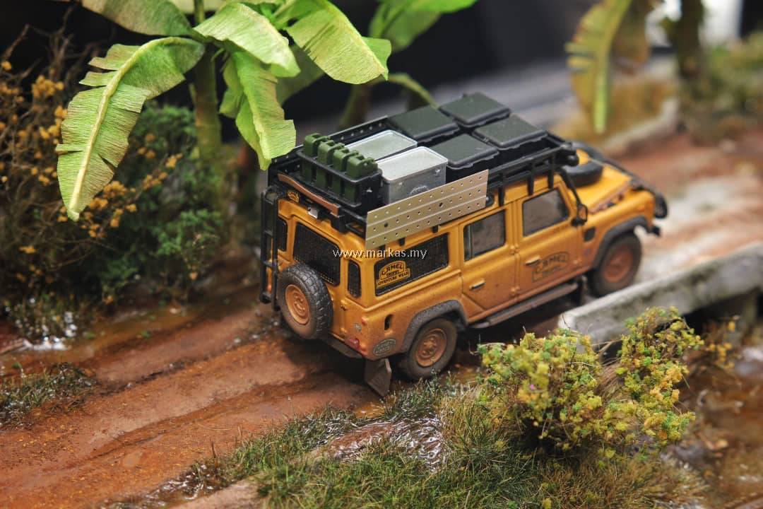 MASTER MODEL 1/64 LAND ROVER DEFENDER 110 CAMEL CUP DIRTY VERSION