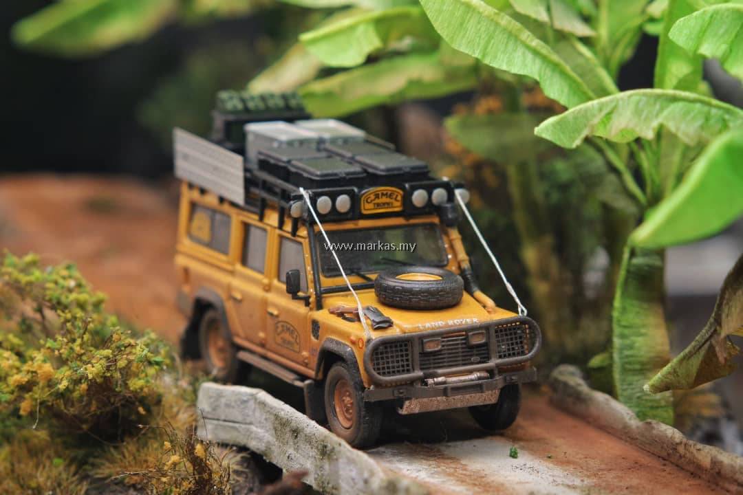 MASTER MODEL 1/64 LAND ROVER DEFENDER 110 CAMEL CUP DIRTY VERSION