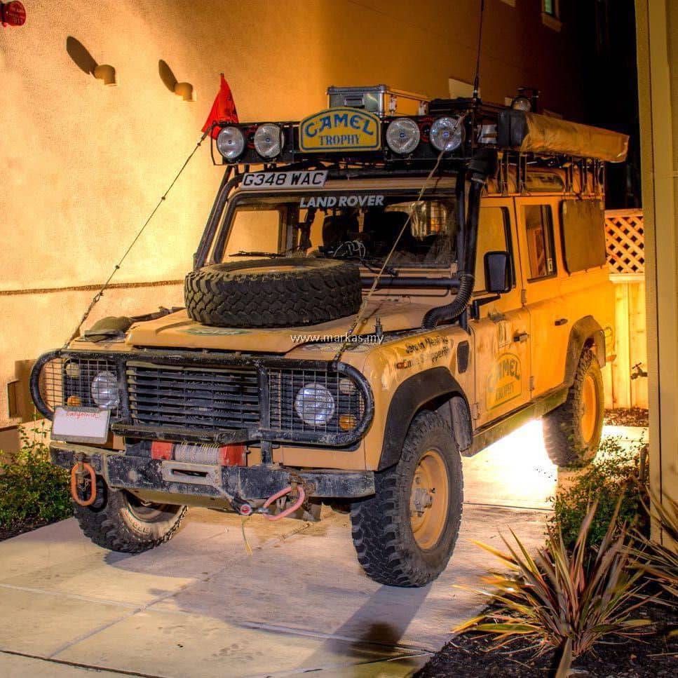 MASTER MODEL 1/64 LAND ROVER DEFENDER 110 CAMEL CUP DIRTY VERSION