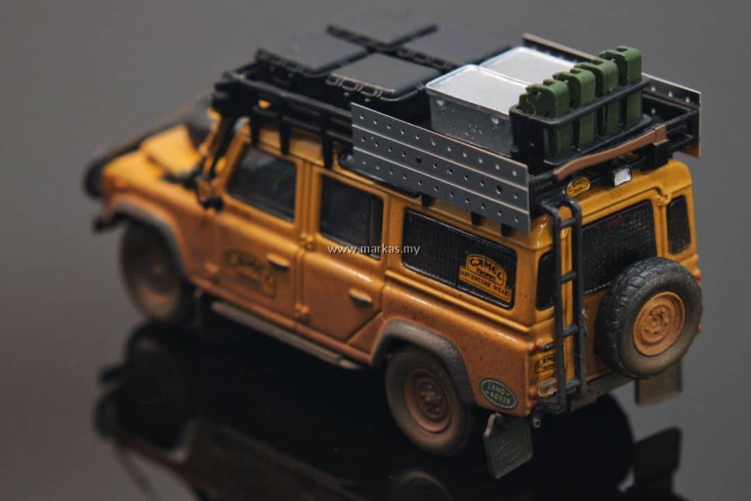 MASTER MODEL 1/64 LAND ROVER DEFENDER 110 CAMEL CUP DIRTY VERSION
