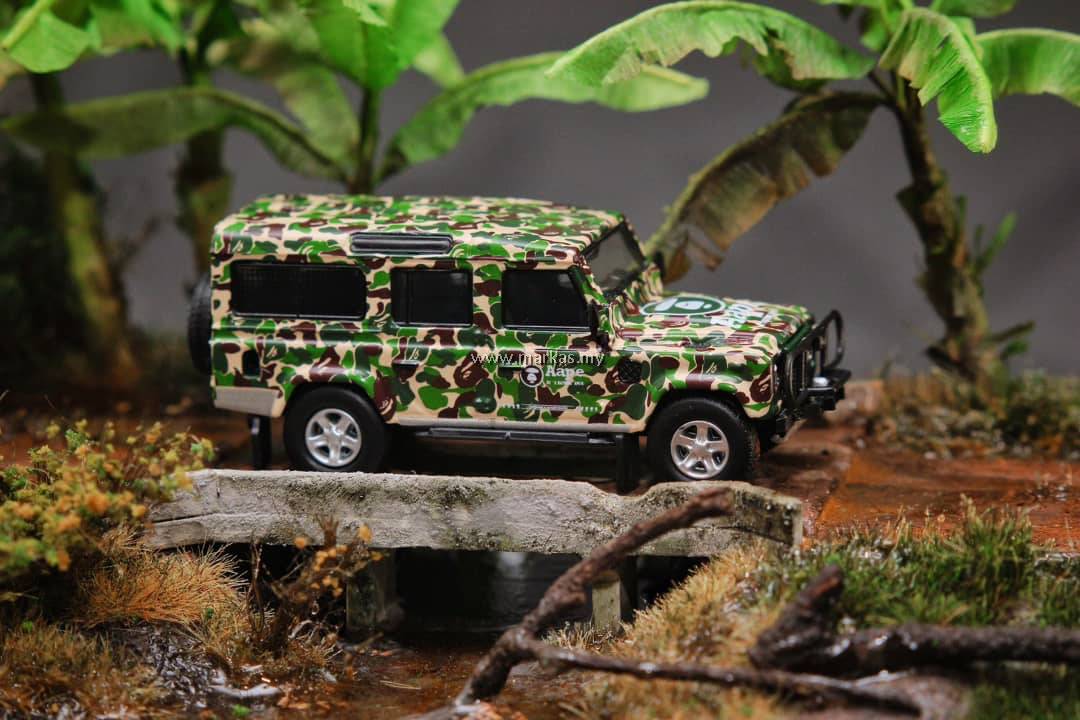 MASTER MODEL 1/64 LAND ROVER DEFENDER 110 AAPE VERSION