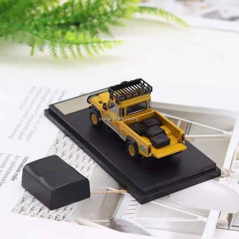MASTER MODEL 1/64 LAND ROVER DEFENDER PICKUP CAMEL WITH ACCESSORIES