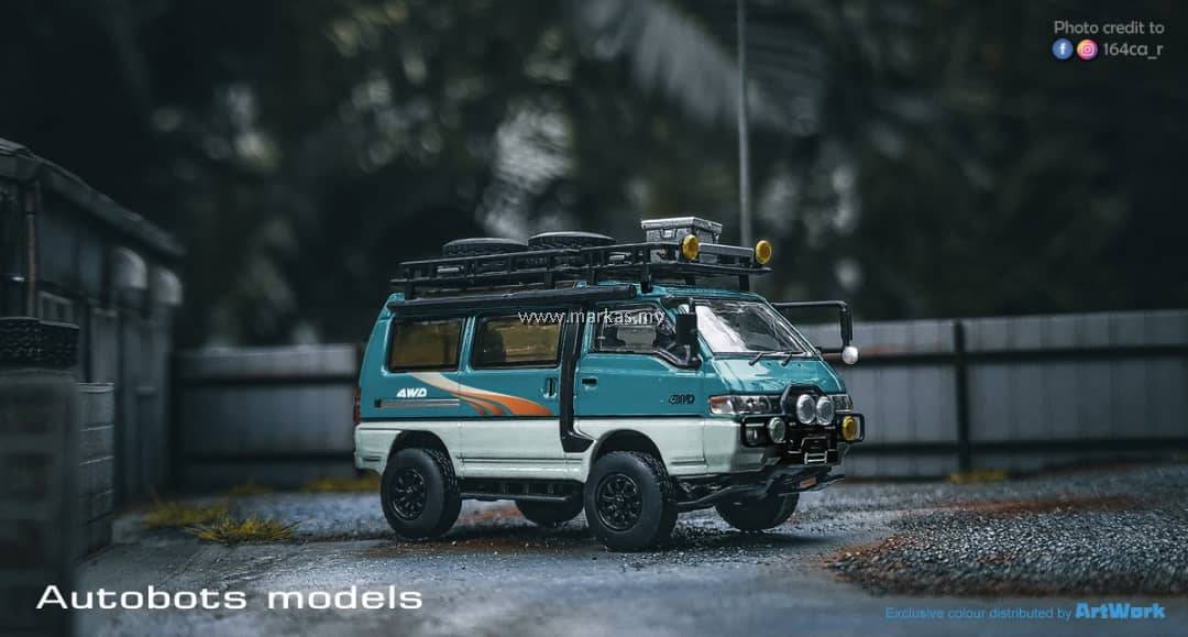 AUTOBOTS MODELS 1/64 MITSUBISHI DELICA STAR WAGON 4X4 GREEN SILVER