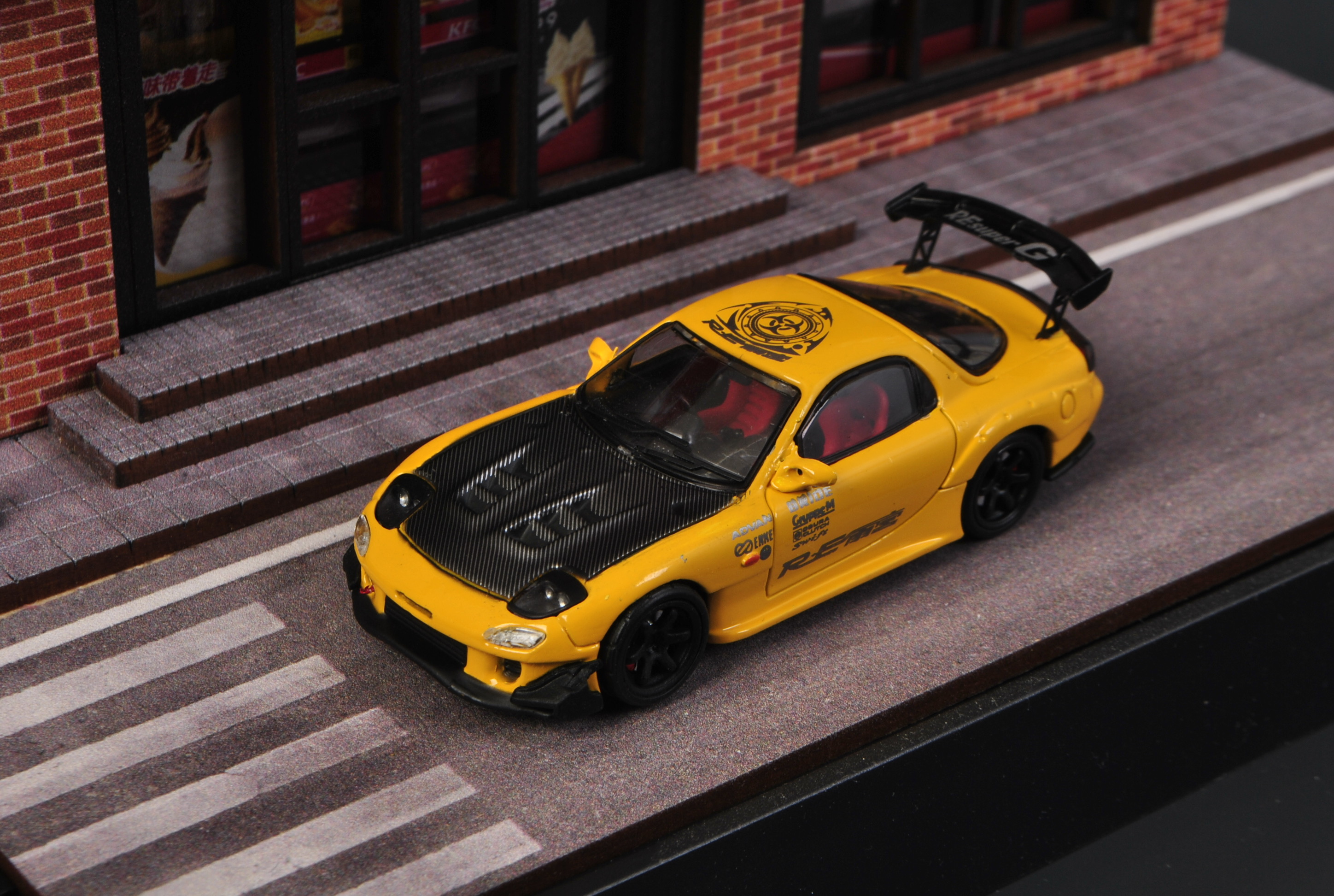 (PO) MASTER MODEL 1/64 MAZDA RX7 RE YELLOW WITH CARBON BONNET